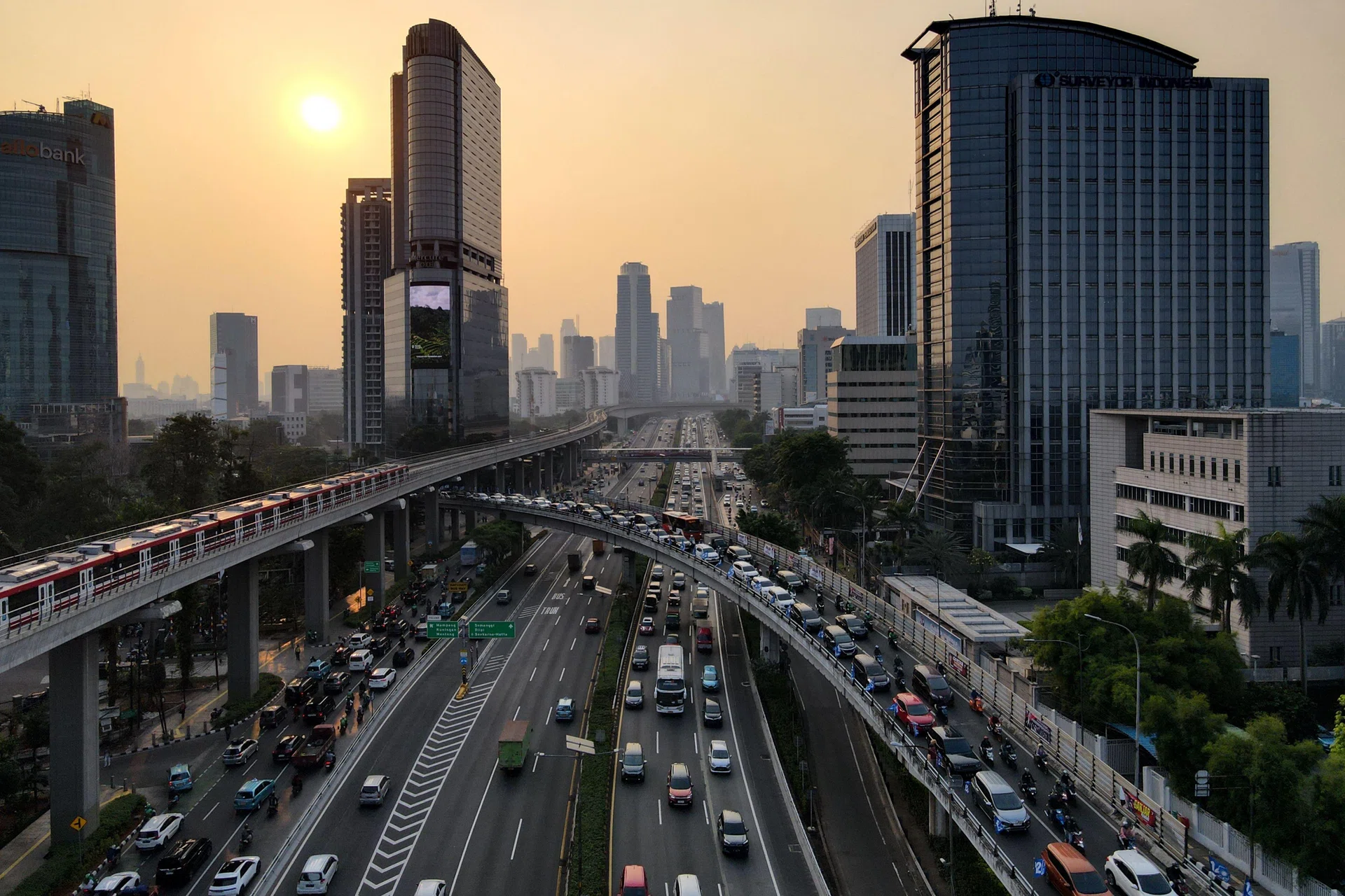 As Jakarta chokes in the smog, authorities make bigger push for public ...
