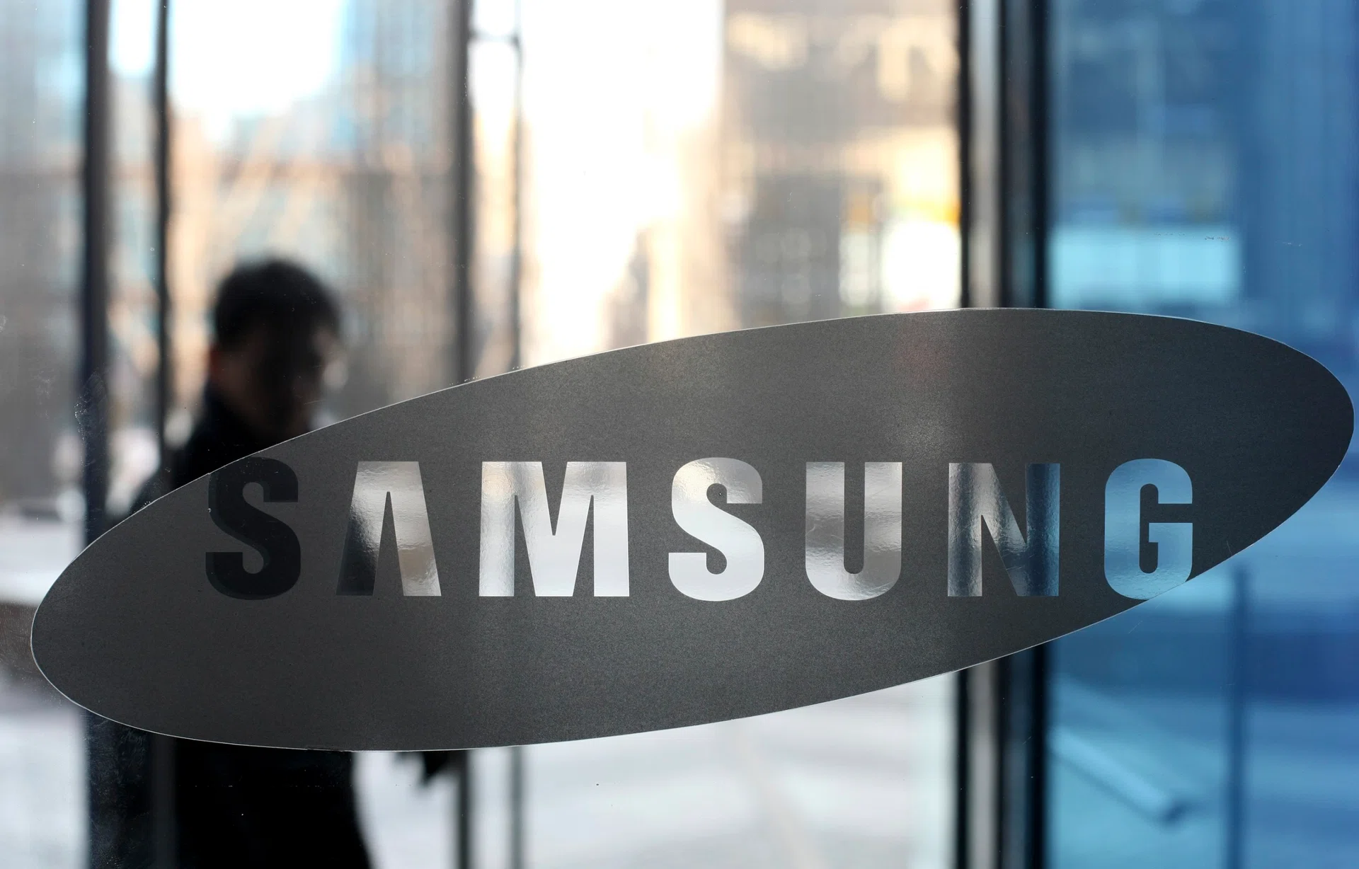 Samsung stock hits three-year high on profit leaping 15-fold - The ...