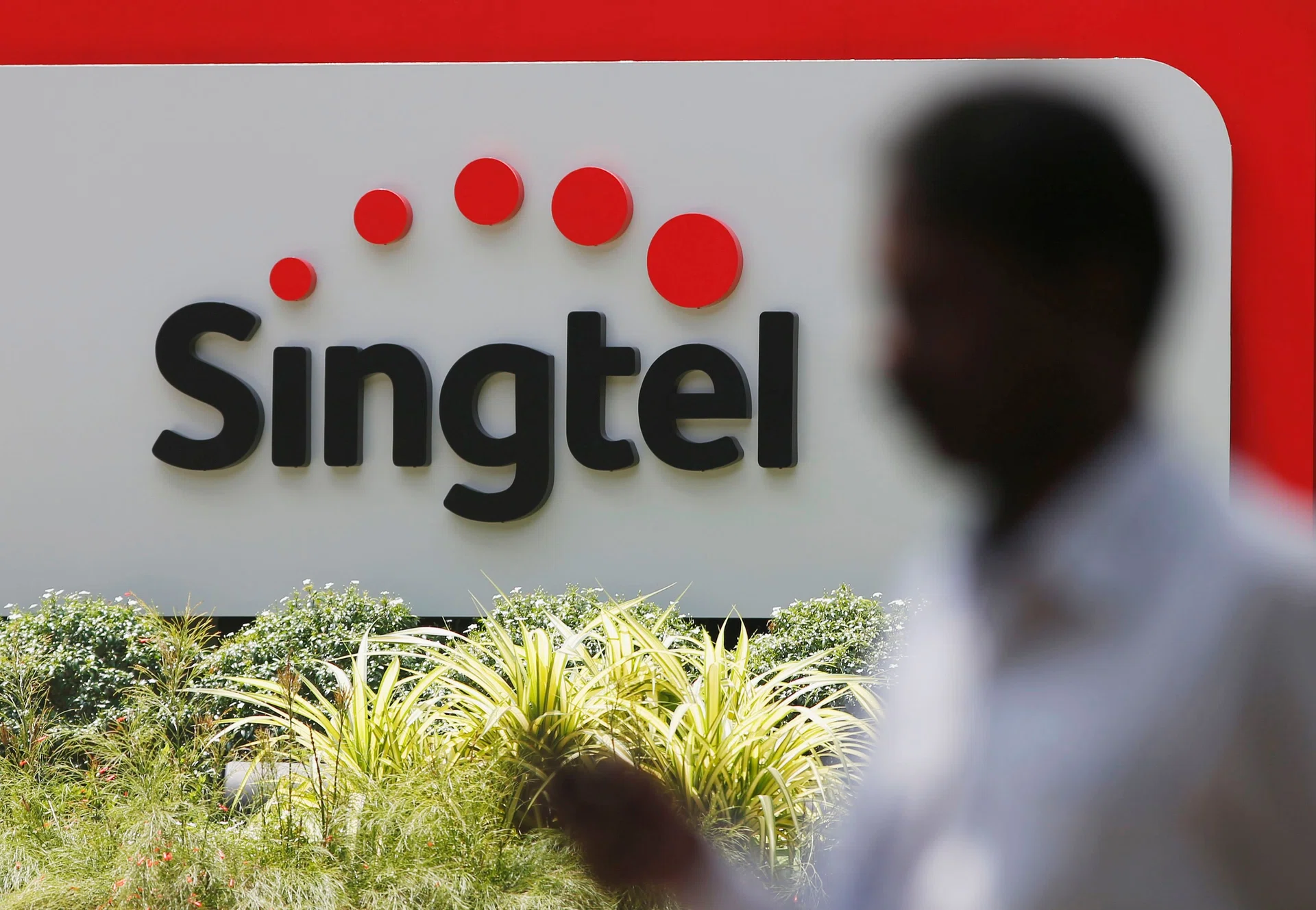 Banks, Singtel help STI gain 1.1% for the week - The Business Times