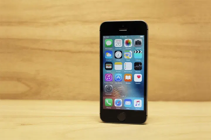 An updated iPhone SE model might arrive early next year | HardwareZone ...