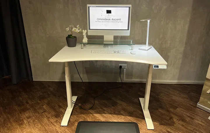 Omnidesk improves on standing desk technology with the new Ascent table ...