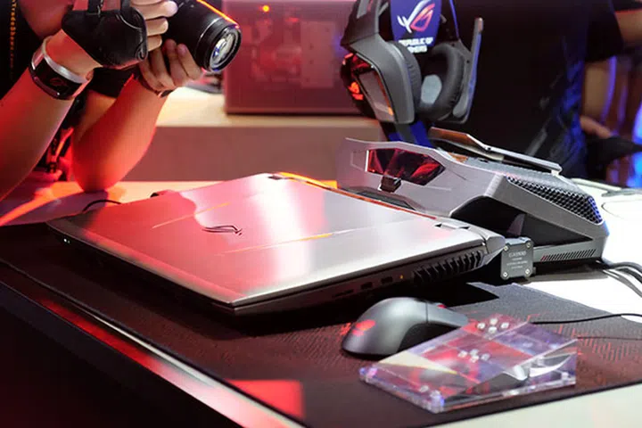 The ASUS ROG GX800 might just be the world’s most insane gaming laptop ...