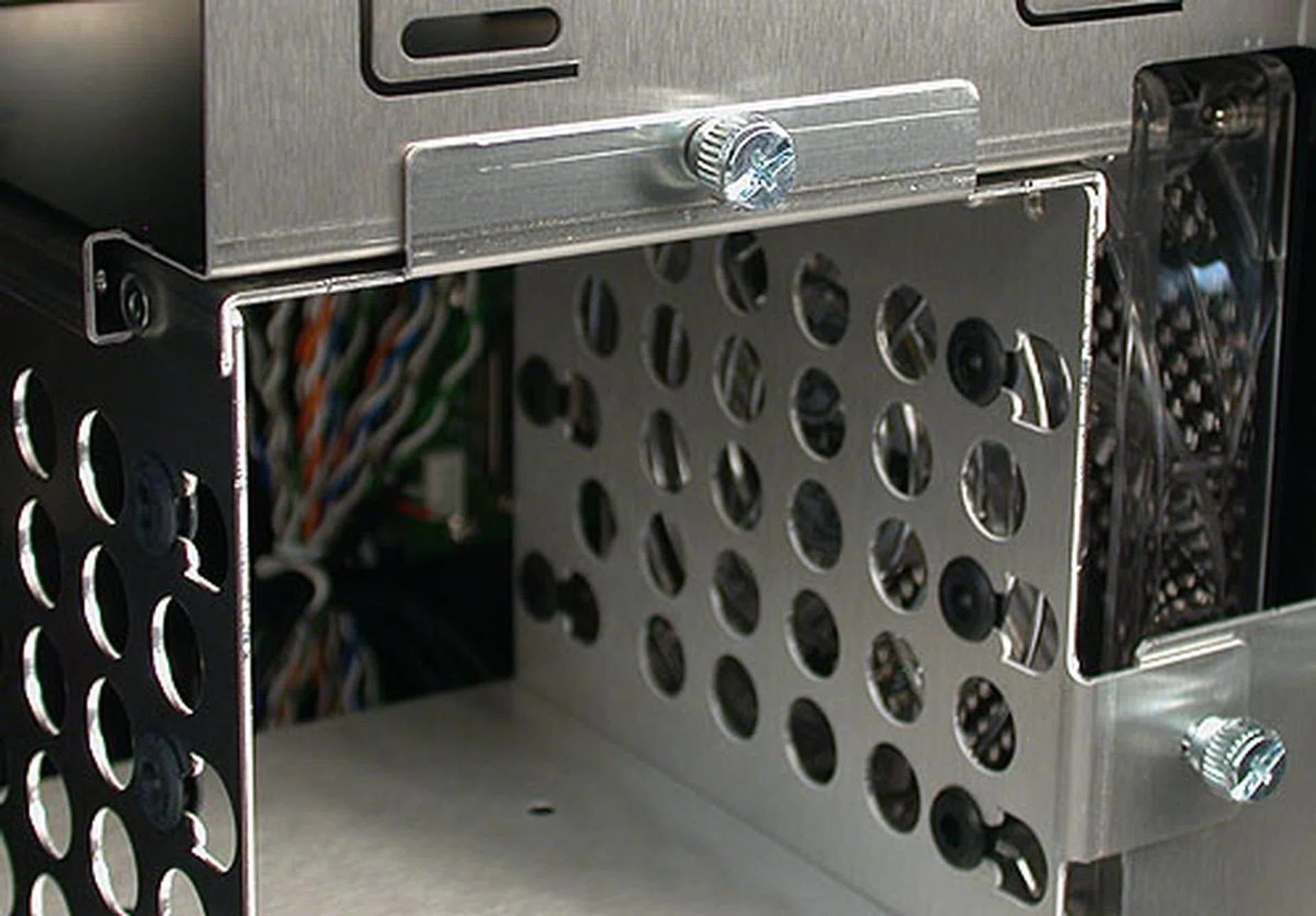 Lian Li PC-V354 - Electric Screwdriver Recommended | HardwareZone Singapore