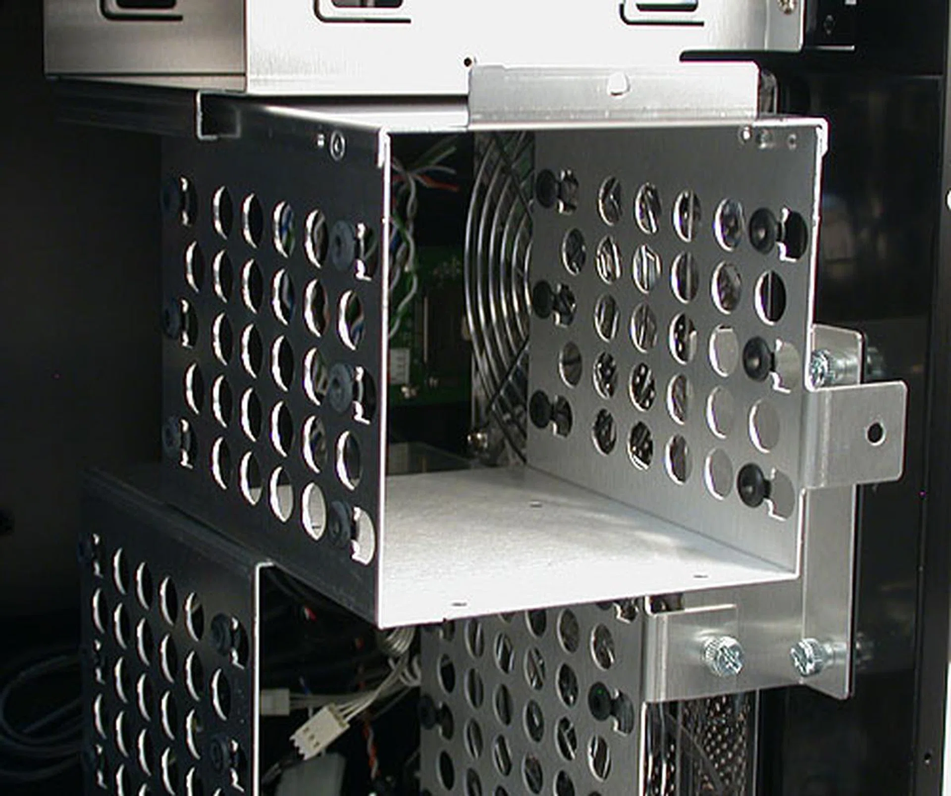 Lian Li PC-V354 - Electric Screwdriver Recommended | HardwareZone Singapore