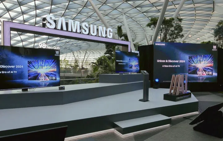 Samsung's generative AI wallpapers are making their way onto the ...