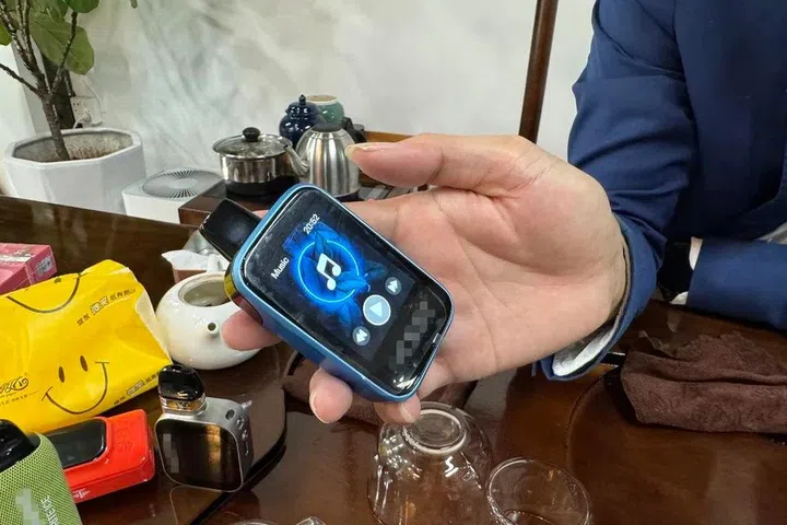 Vapes that can play music, games, and more are being used to target ...