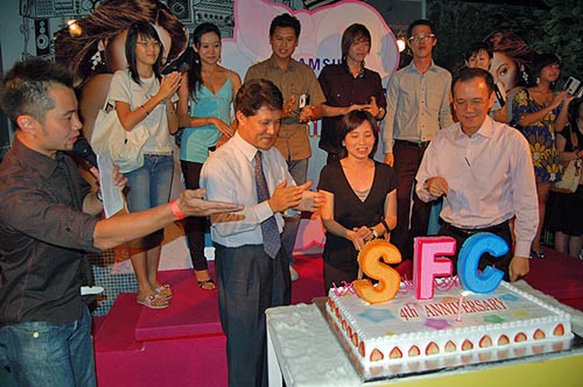 Samsung Ultra Music F300 Phone Sneak Peek | HardwareZone Singapore