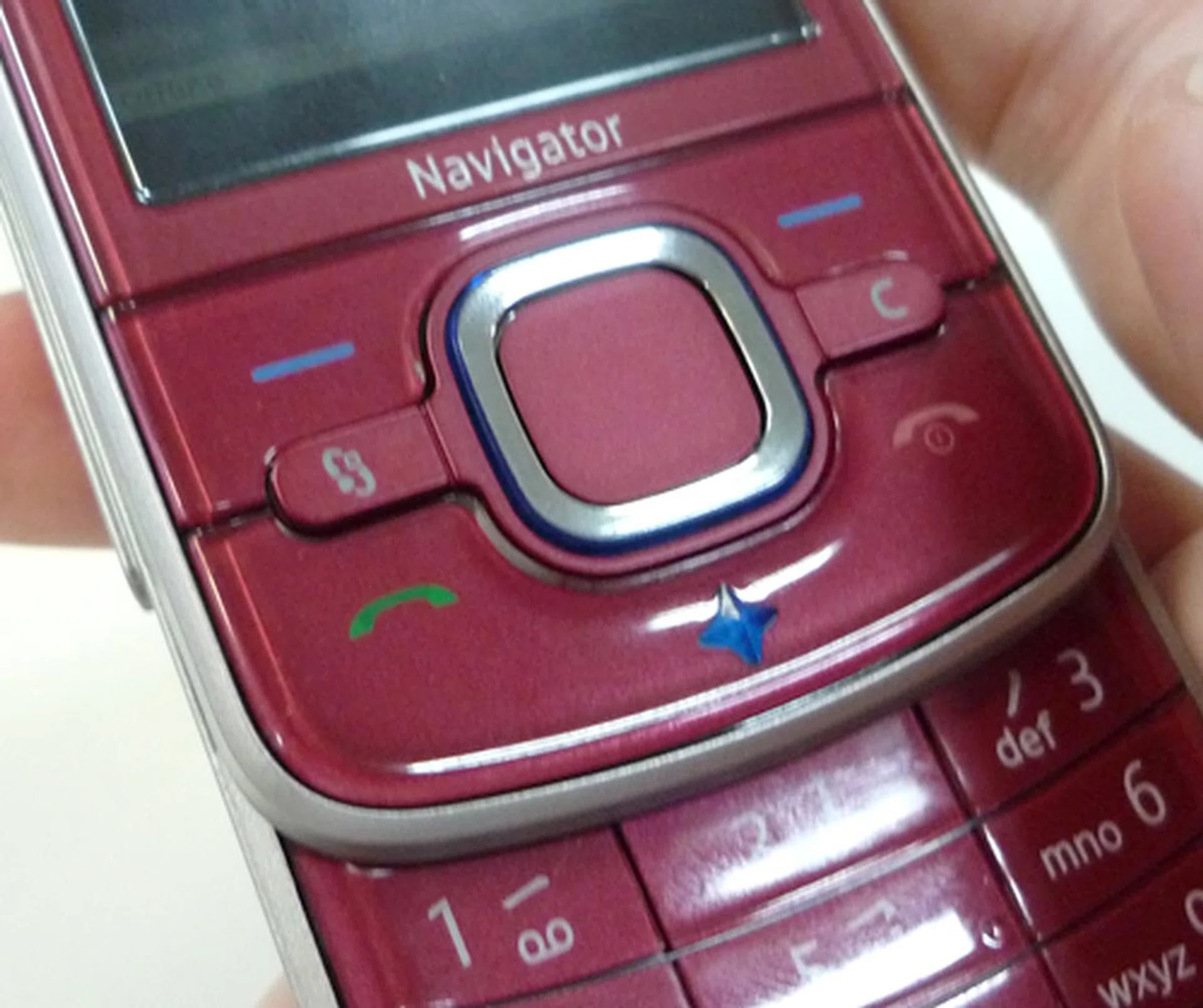 Walk On with the Nokia 6210 Navigator | HardwareZone Singapore