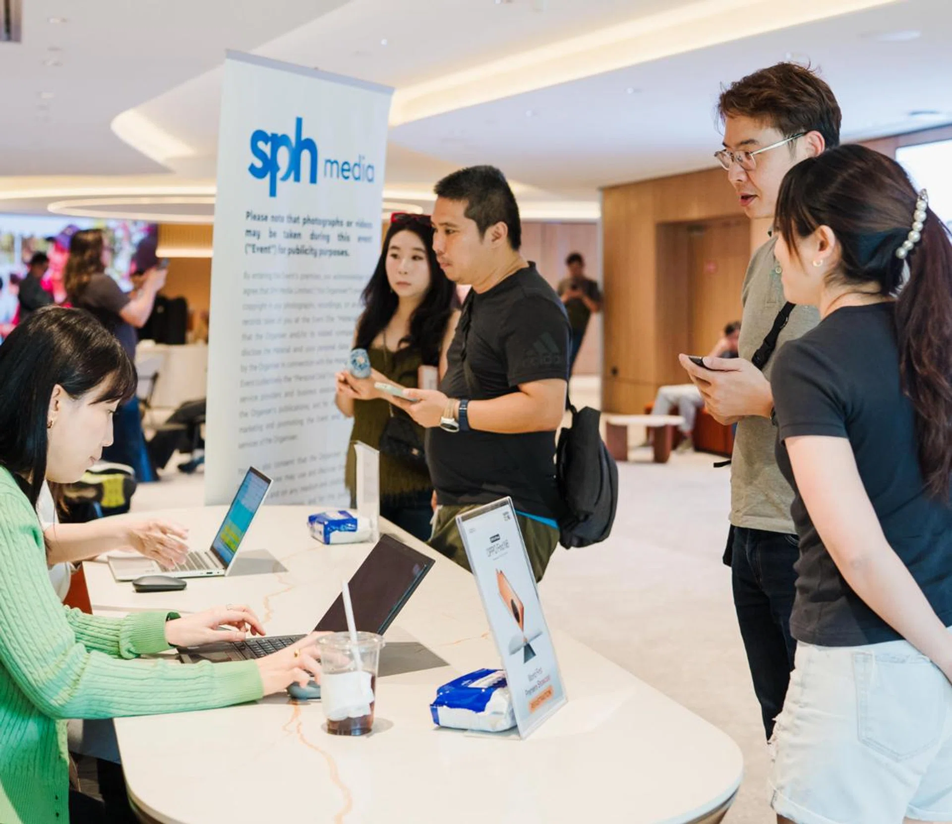 OPPO Find N6: creaseless display showcase | HardwareZone Singapore