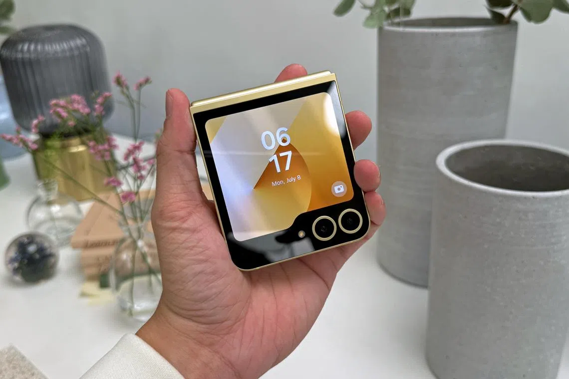 clamshell foldable | HardwareZone Singapore