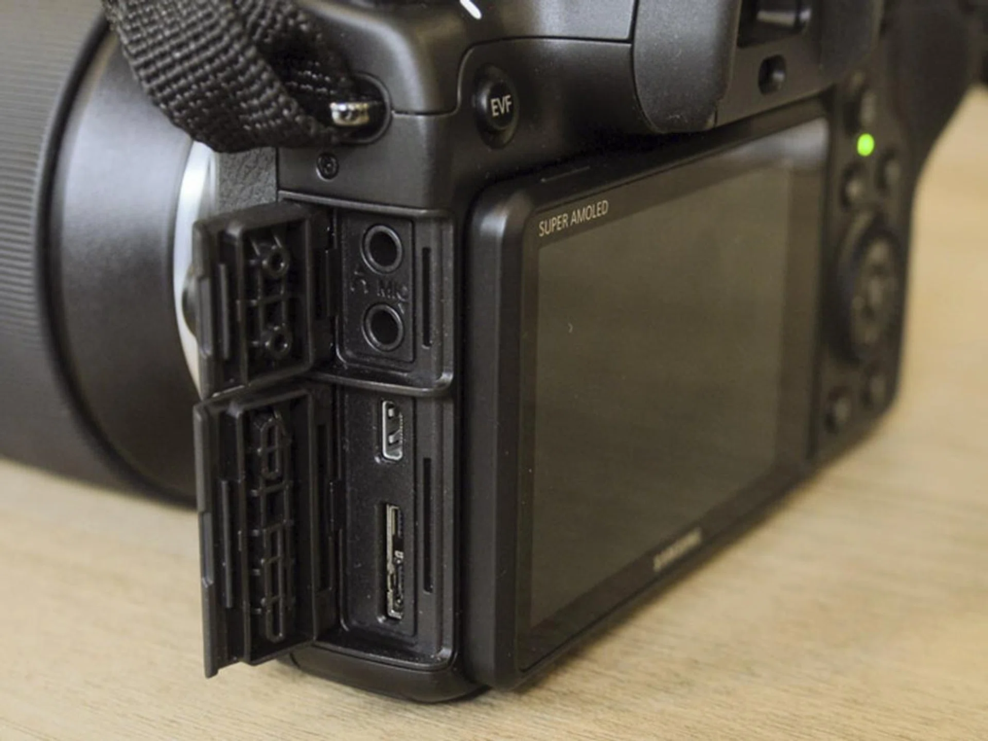 First looks at the Samsung NX1 professional camera | HardwareZone Singapore