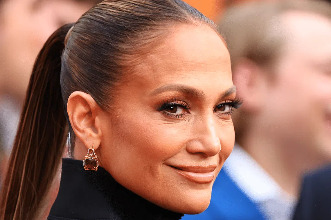 Jennifer Lopez Showed Her Side Boobs In Her Hollywood Photoshoot ...