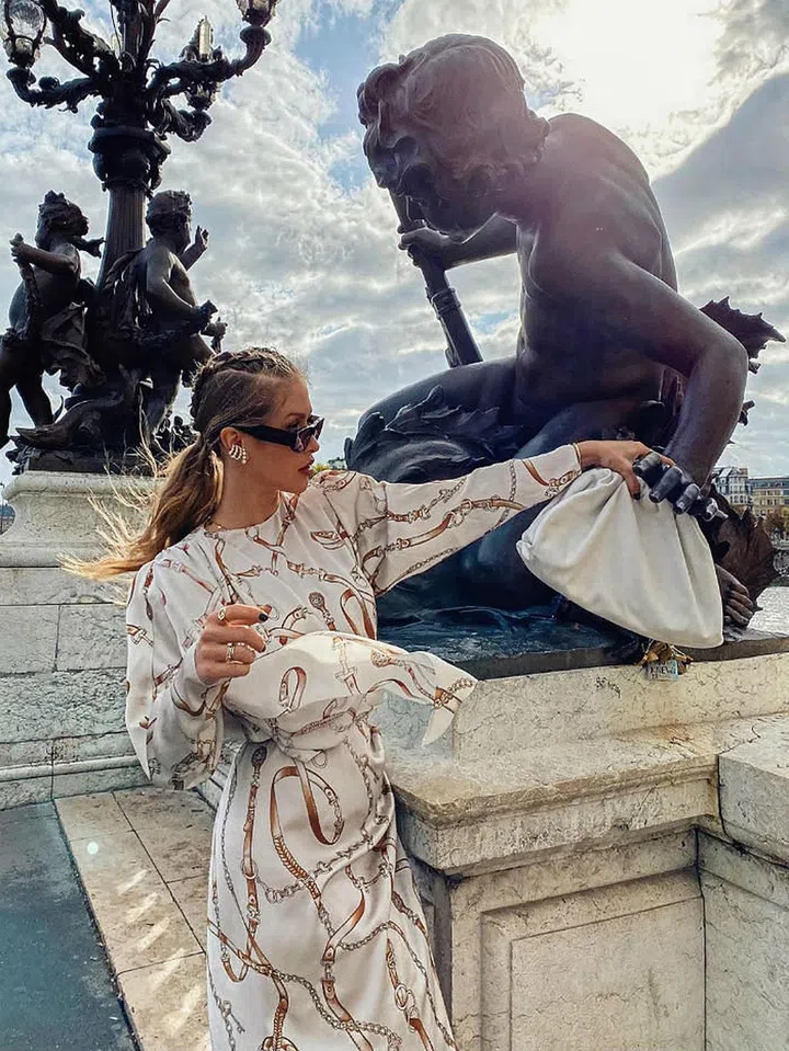 10 Different Ways To Style The Trending Oversized Clutch | Harper's ...