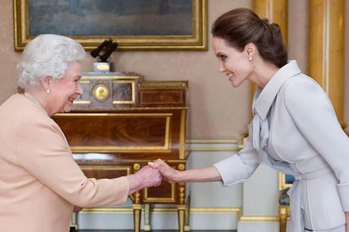 By Royal Appointment: What 32 Celebrities Wore To Meet The Queen ...