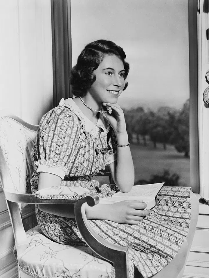 32 Vintage Photos Of The Young Queen Elizabeth And Princess Margaret ...