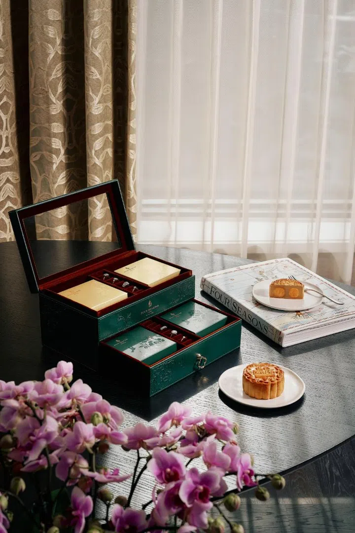 The Best Mooncakes Of 2025, Tested And Reviewed By The BAZAAR Team ...