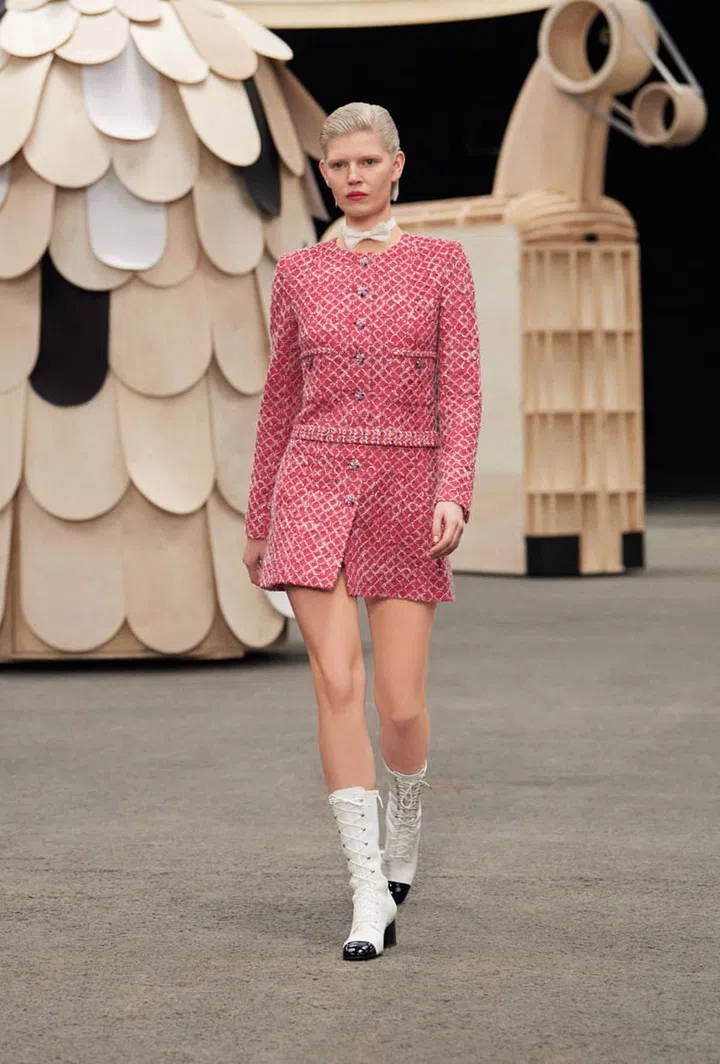 G-Dragon, Tilda Swinton, And Animal Art At Chanel Haute Couture Spring ...