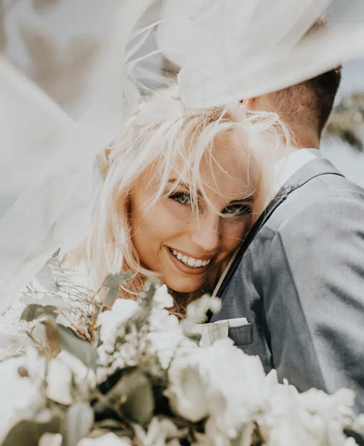 10 swoon-worthy couple poses to steal for your own wedding shoot - Her ...