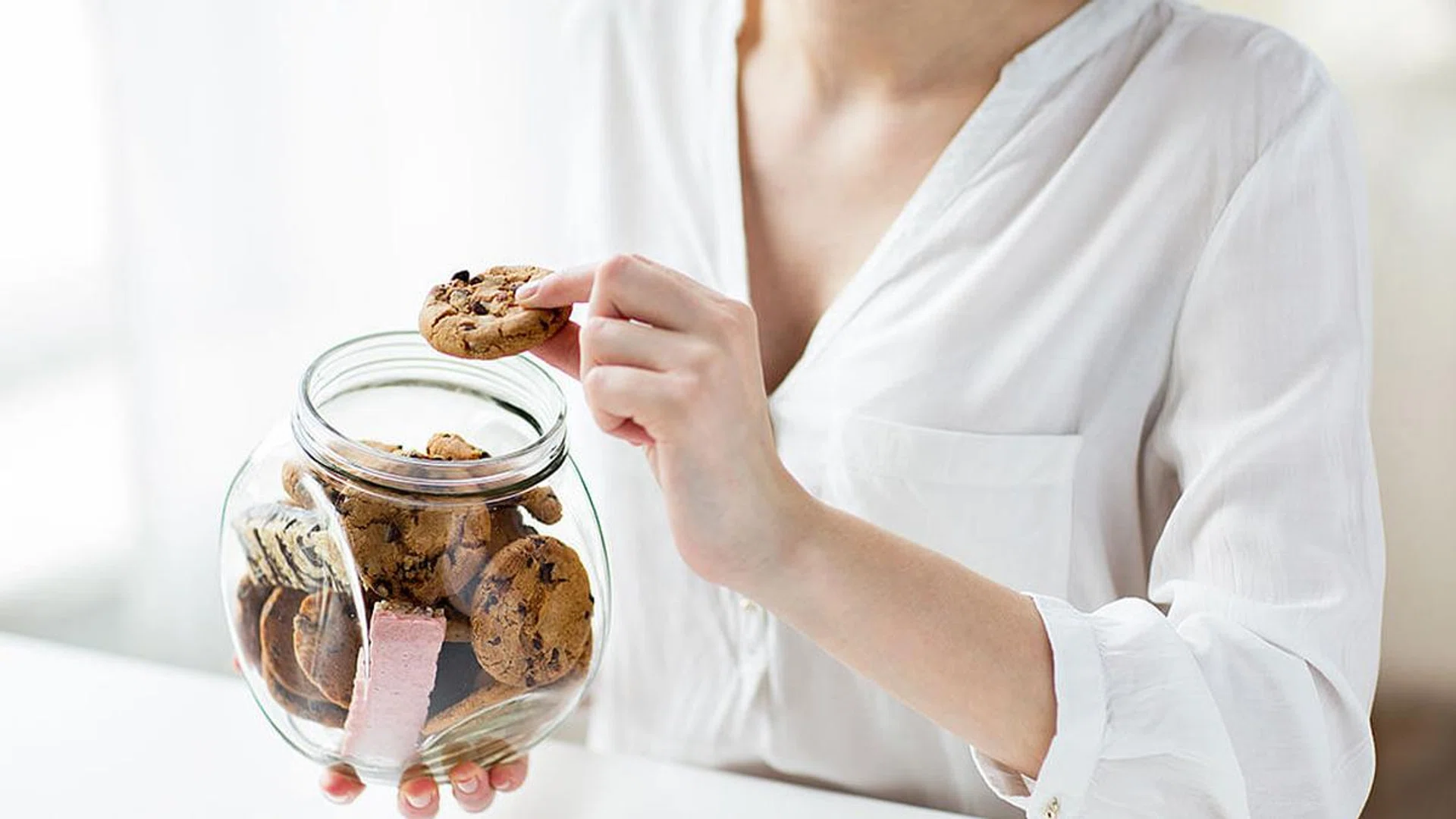 Why you're overeating or binge eating during this pandemic - Her World ...