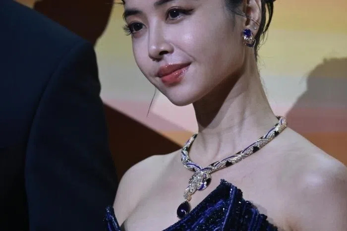 45-year-old Jolin Tsai looks incredibly youthful while lip-syncing with ...