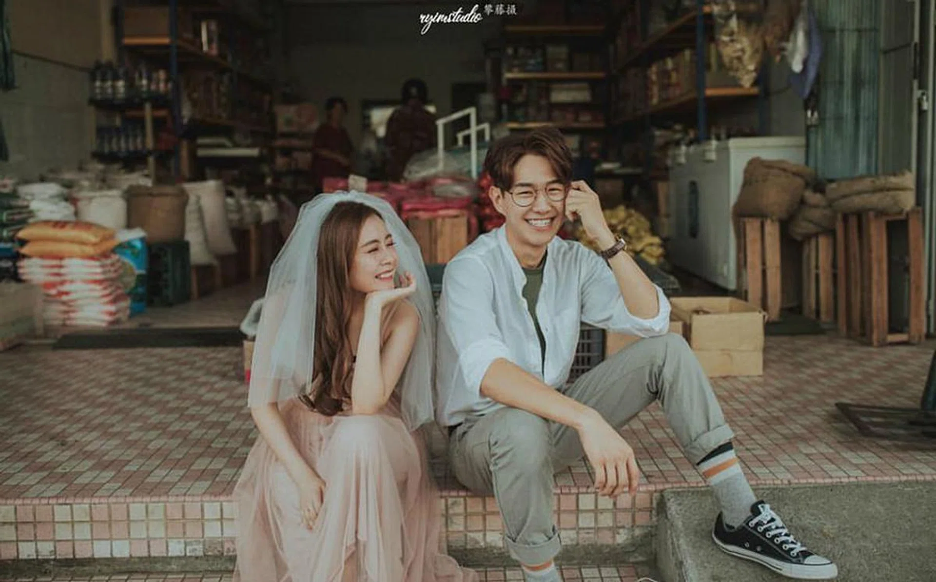 5 couple outfit ideas for your casual pre-wedding wedding shoot - Her ...