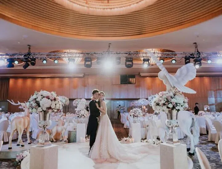 Cheryl Wee & Roy Fong's whimsical wedding banquet at the Ritz-Carlton ...