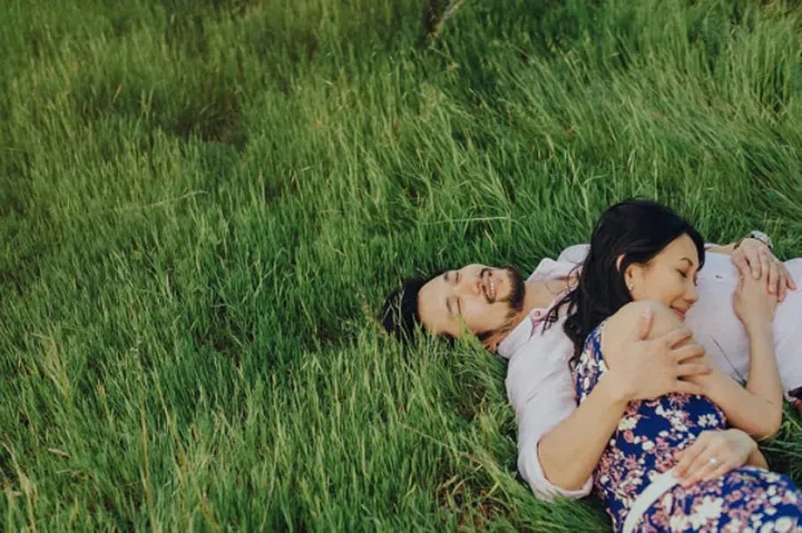 10 swoon-worthy couple poses to steal for your own wedding shoot - Her ...