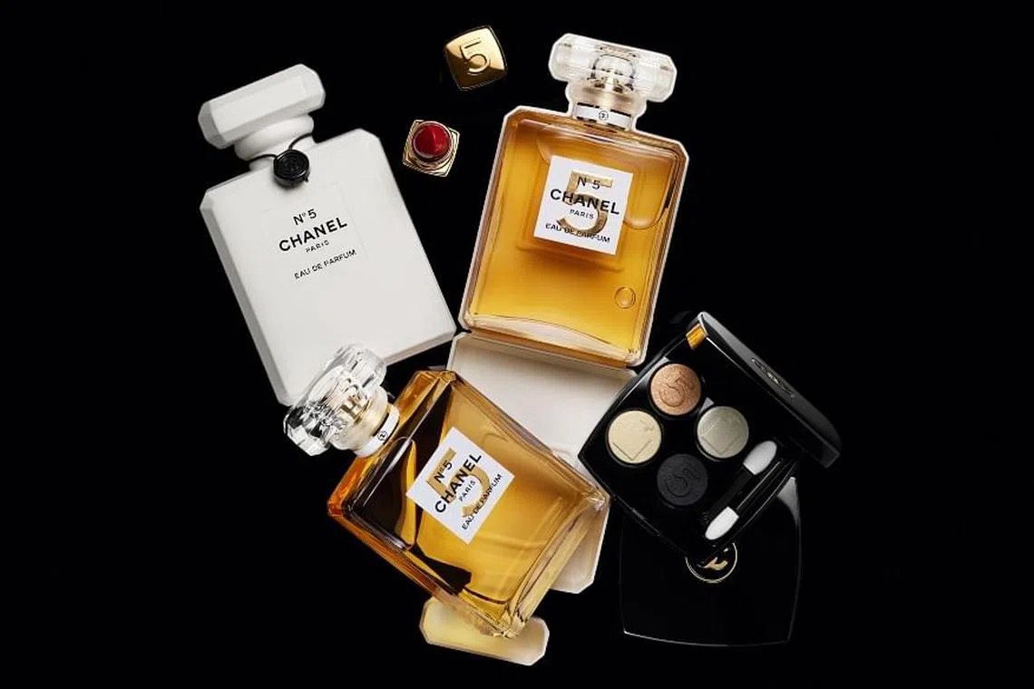 Chanel Beauty gives a festive spin to its Nº5 holiday collection - Her ...