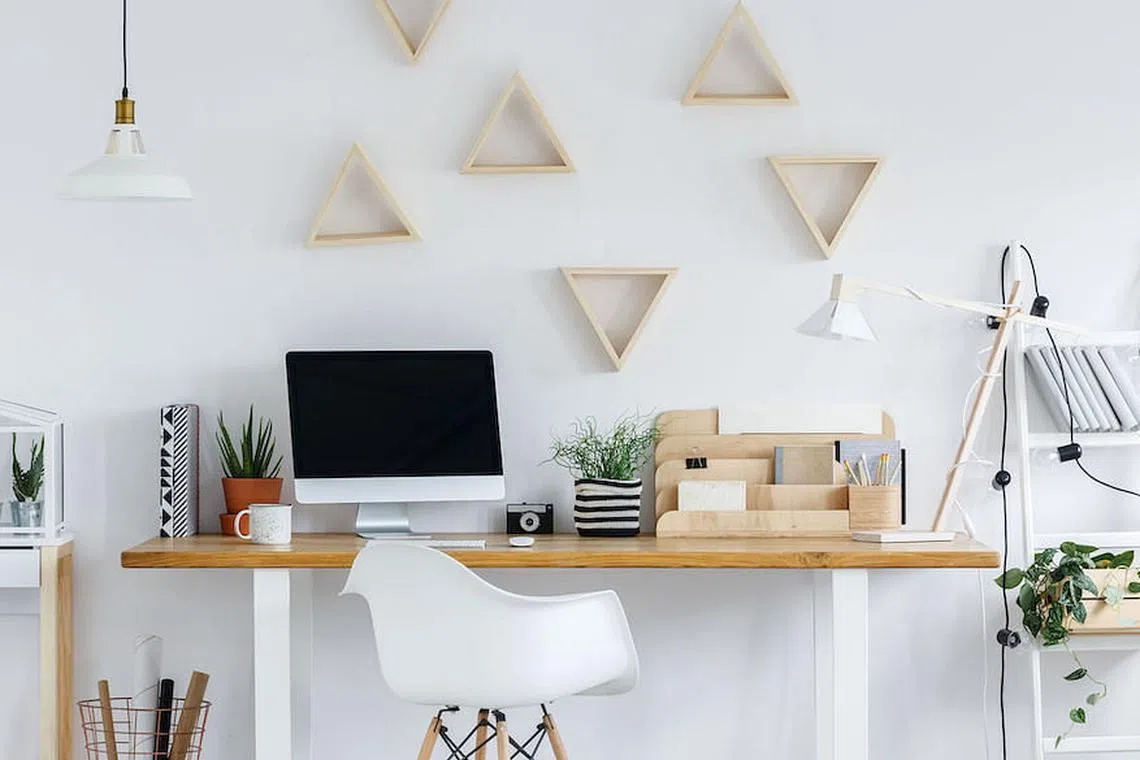 15 simple ways to decorate your desk to motivate you when working from ...