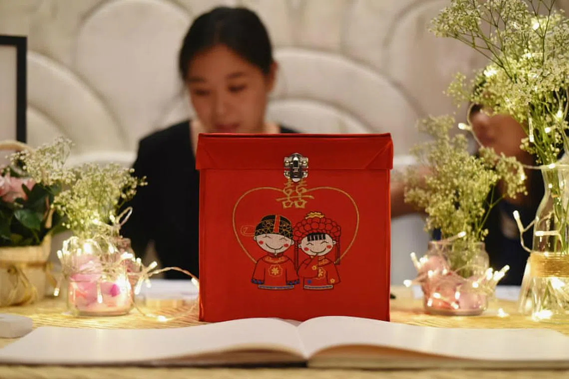 How much ang bao to give to your wedding helpers and vendors - Her ...