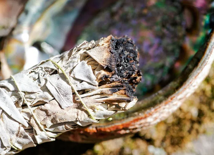 What is smudging and how it can cleanse your aura - Her World Singapore ...