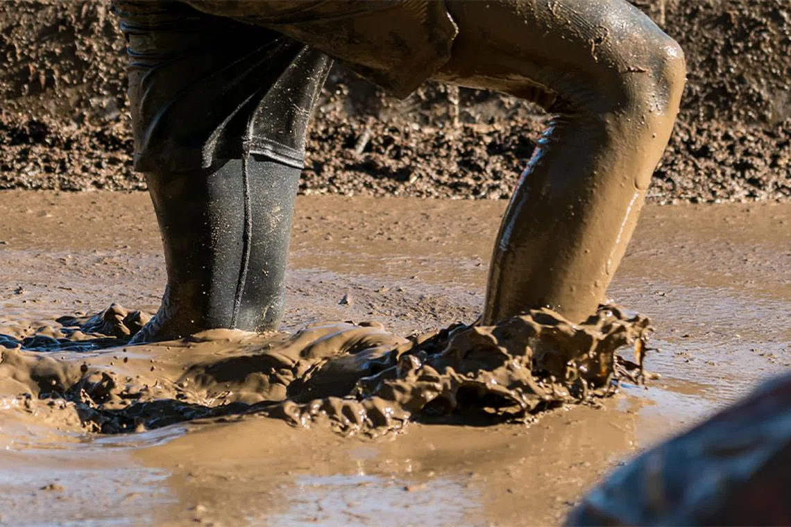 Actress Fan Bingbing tumbles into mud while filming her new movie ...