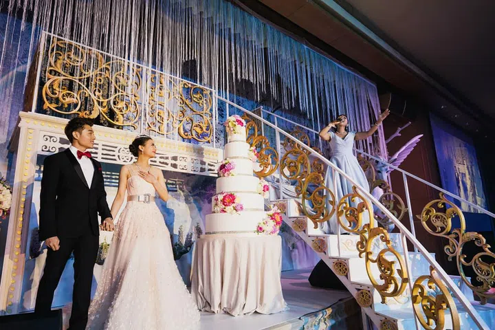 Cheryl Wee & Roy Fong's whimsical wedding banquet at the Ritz-Carlton ...