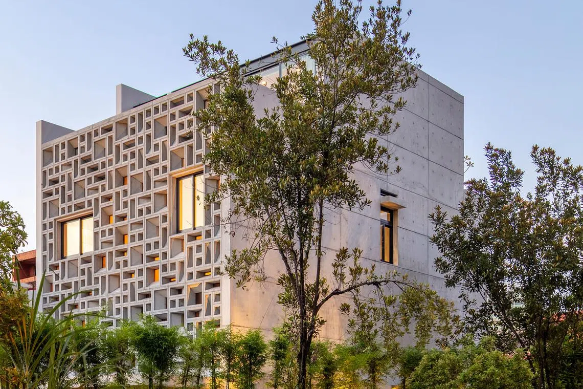 House Tour: A 404sqm corner terrace home with a unique grid façade by ...