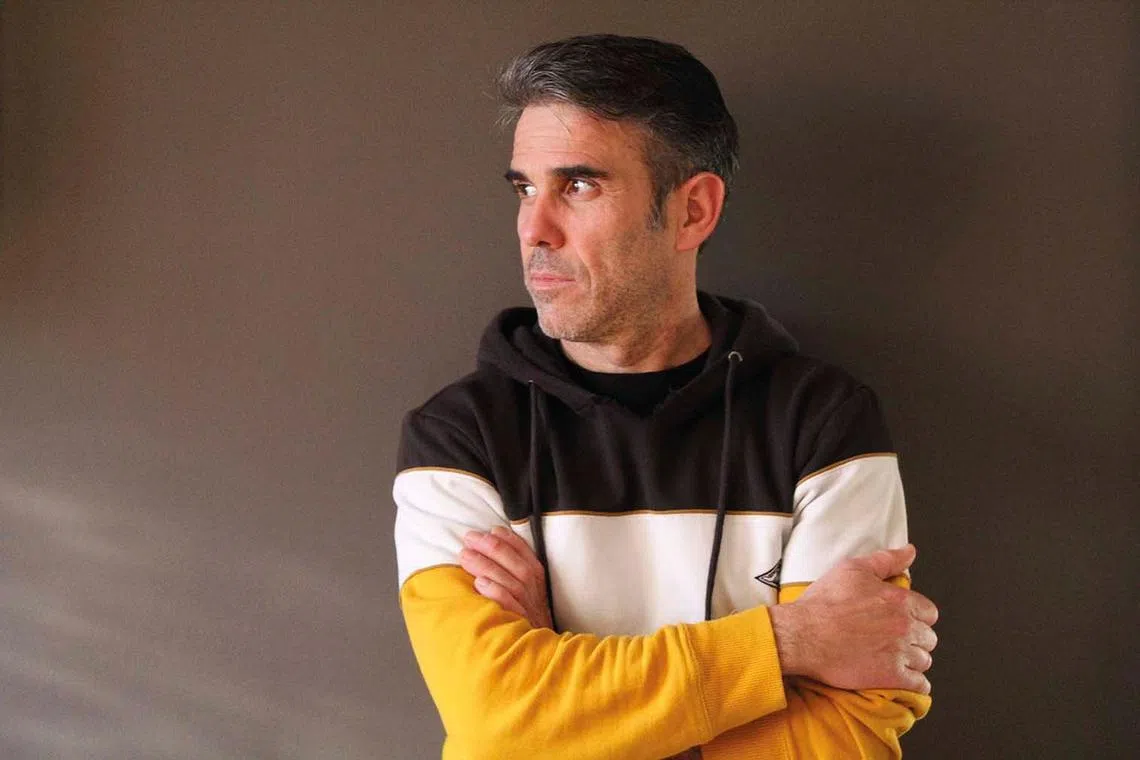 Sergi Cadenas: Spanish artist known for his "Getting Old" lenticular ...