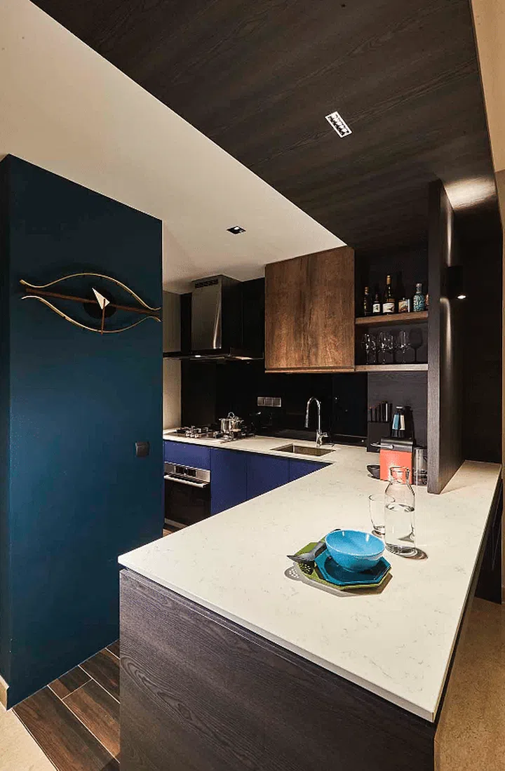 House Tour: Wood finishes and accent colours in this 1,200sqf two ...