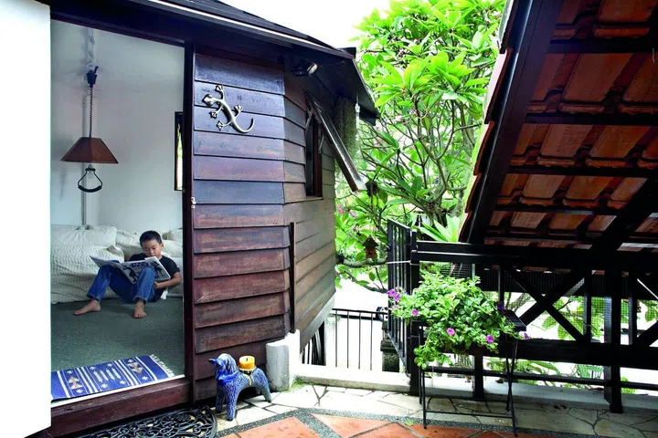 House Tour: Open, rustic, Native American inspired four-storey bungalow ...