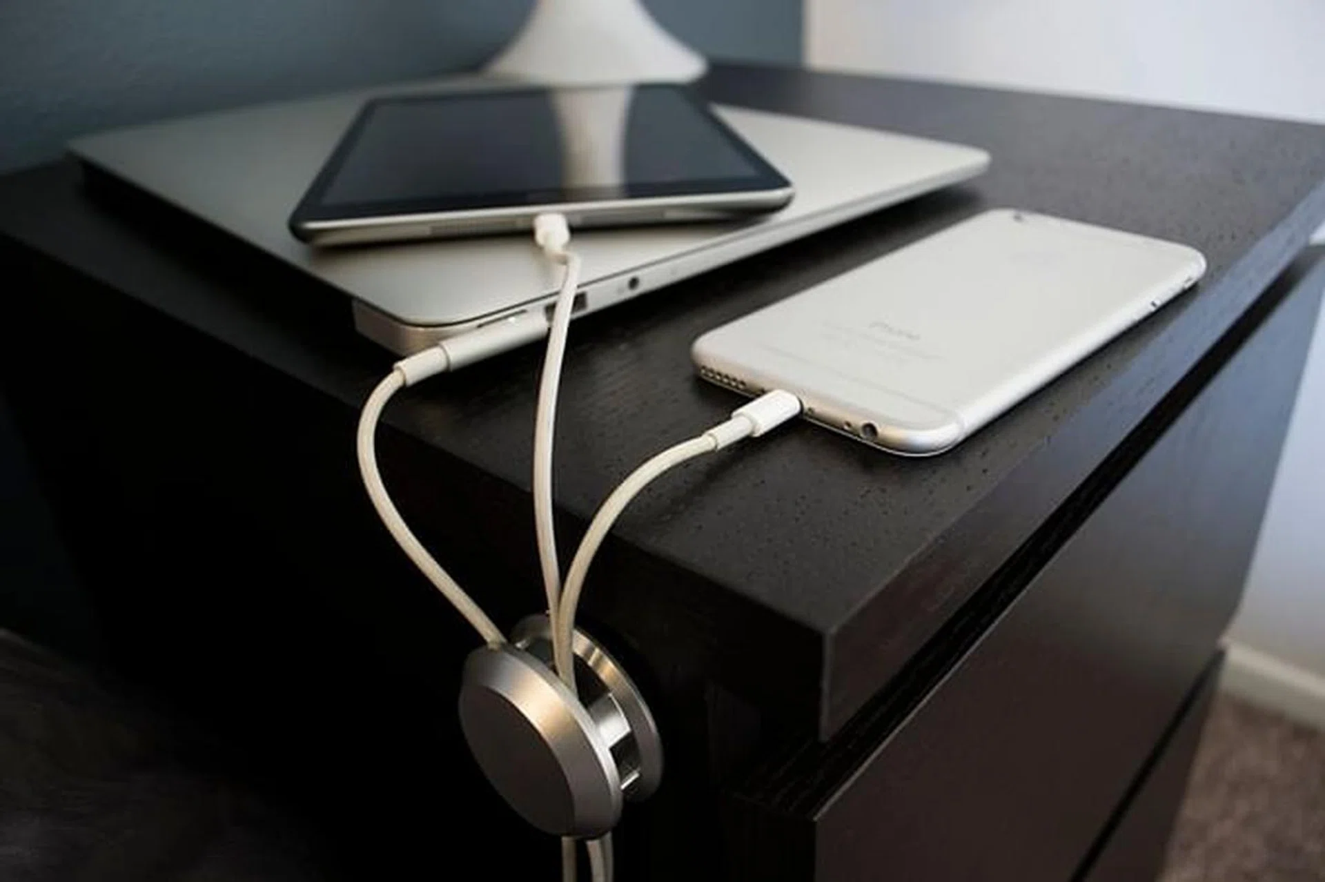 A brilliant way to organise your cables and wires! - Home & Decor ...