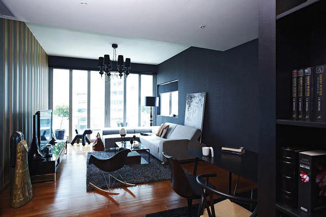Bachelor's one-room apartment with modern black colour scheme | Home ...