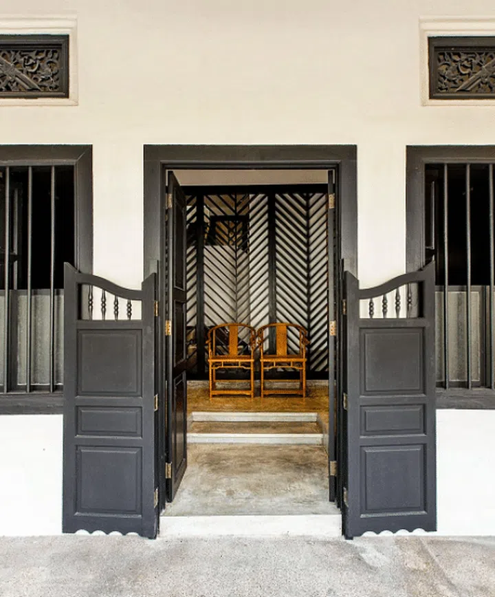 House Tour: An elegantly restored colonial shophouse with surprisingly ...