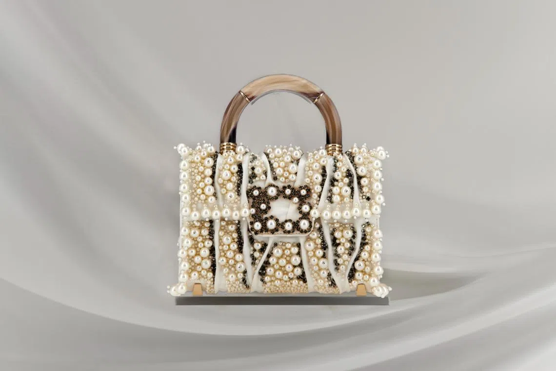 Roger Vivier 2025春夏Piece Unique高定系列展现先锋精神 | ICON Singapore