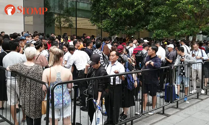 Hundreds queue overnight for new iPhone 11 and Apple Watch at Orchard ...