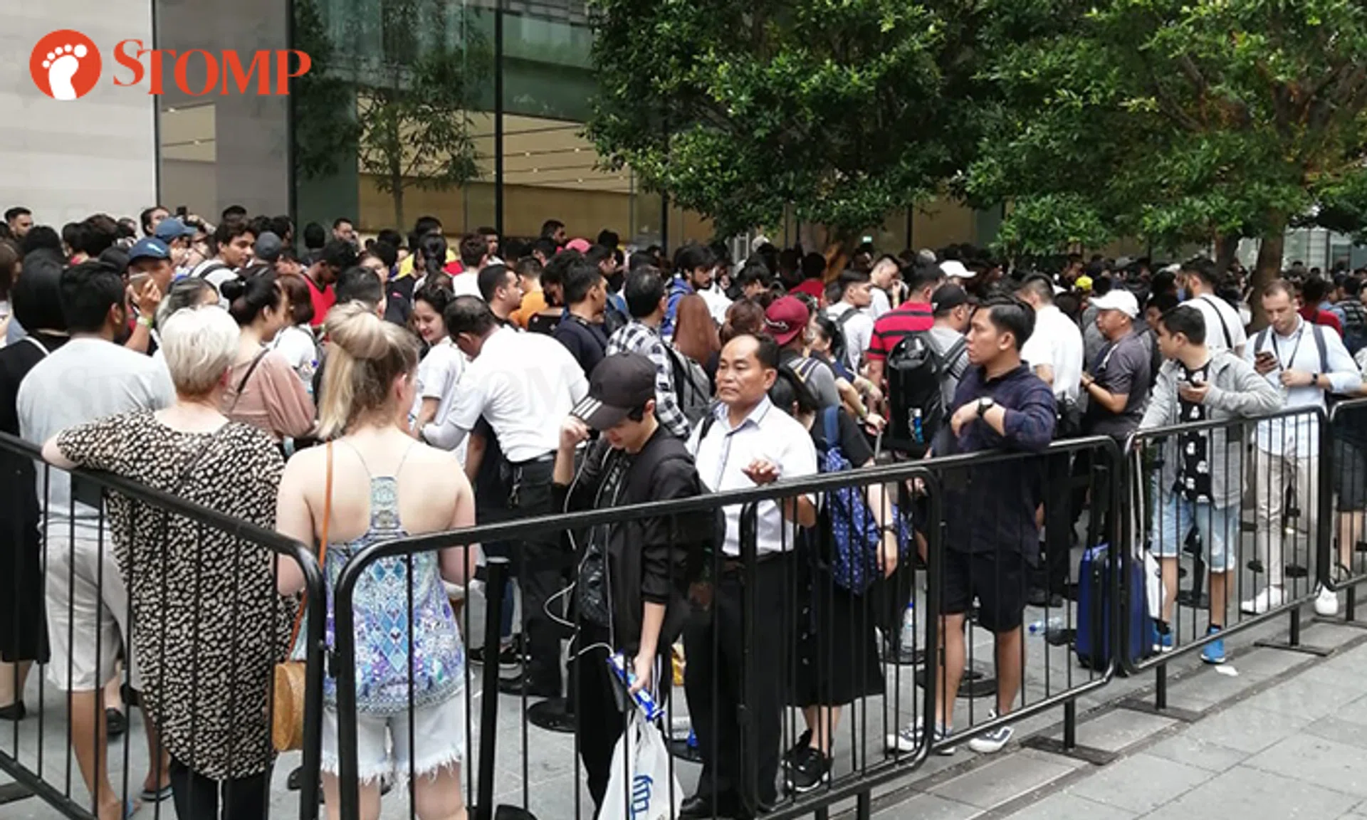 Hundreds queue overnight for new iPhone 11 and Apple Watch at Orchard ...
