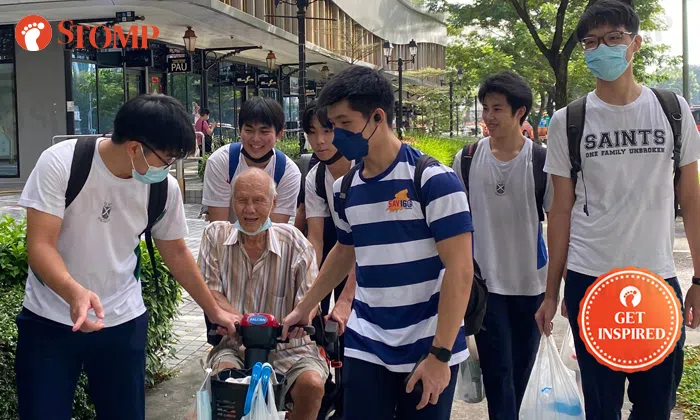 SAJC students push elderly man whose PMA battery died from Kovan MRT ...