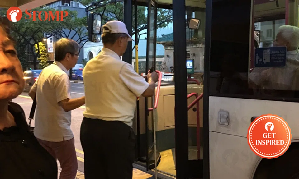 We need more people like this kind soul who helped blind man board bus ...