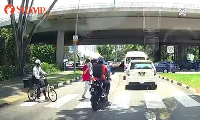 Motorcycle fails to stop at zebra crossing, almost runs over pedestrian ...
