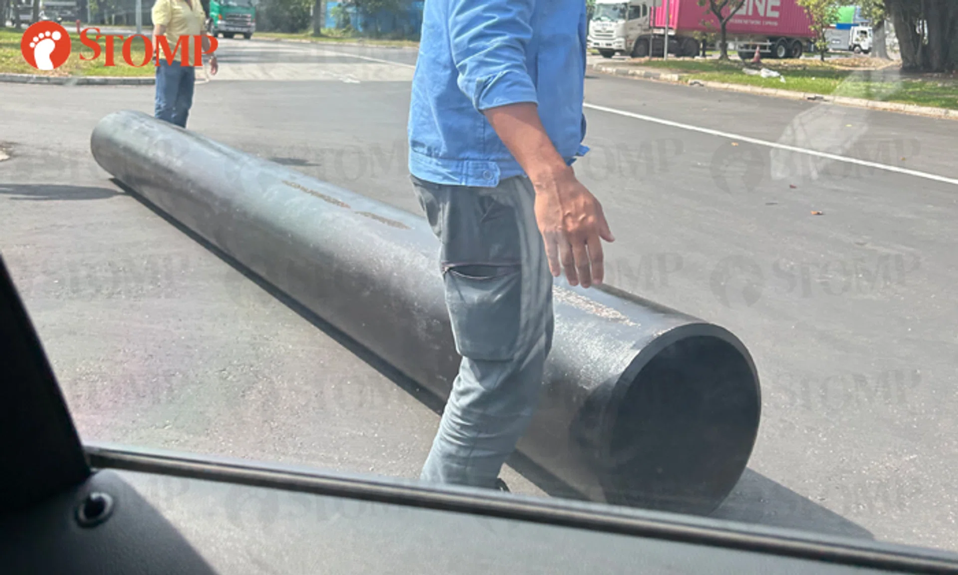 Large pipe falls from lorry onto road in Tuas | STOMP