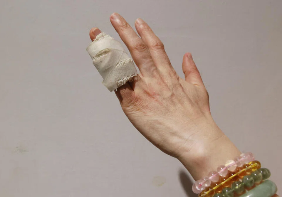 MRT passenger loses balance, places hand on door that opens and ...