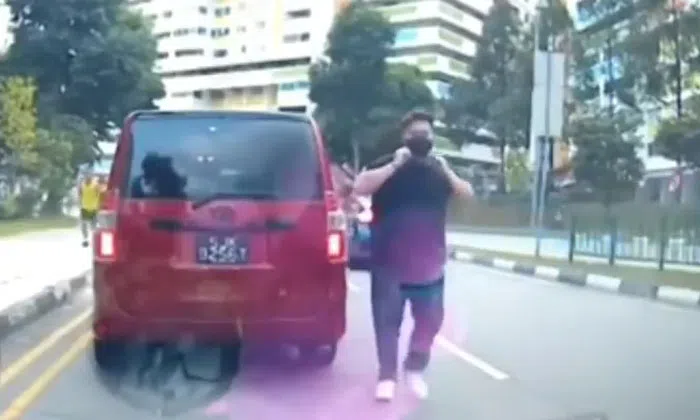 Man exits vehicle to confront driver who honked at him at Yishun Ring ...