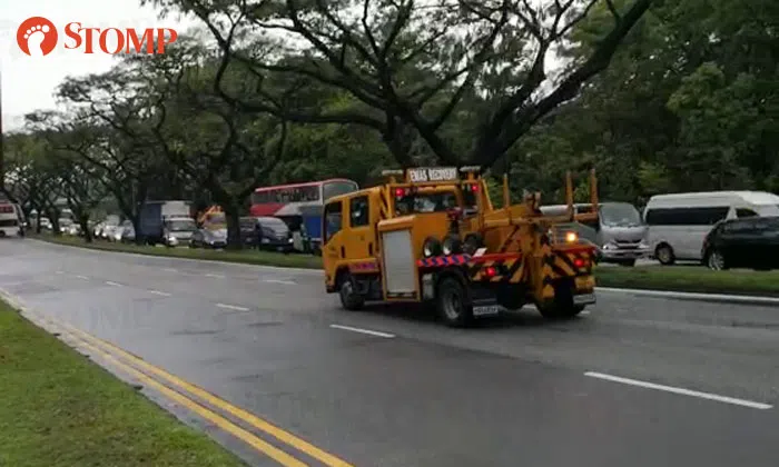Traffic comes to a standstill after tree falls along Upper Jurong Road ...